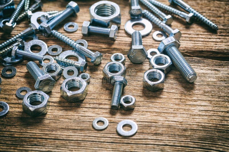 Bulloni E Dadi Su Fondo Di Legno Fotografia Stock - Immagine di cromo ...