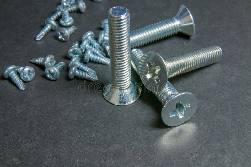 Bulloni E Viti Su Grey Bullone Dritto Del Centro Immagine Stock ...