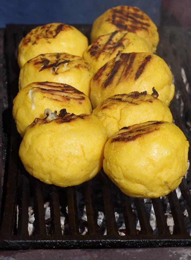 Bulz, Romanian Grelhou O Polenta Com Queijo Imagem de Stock - Imagem de ...