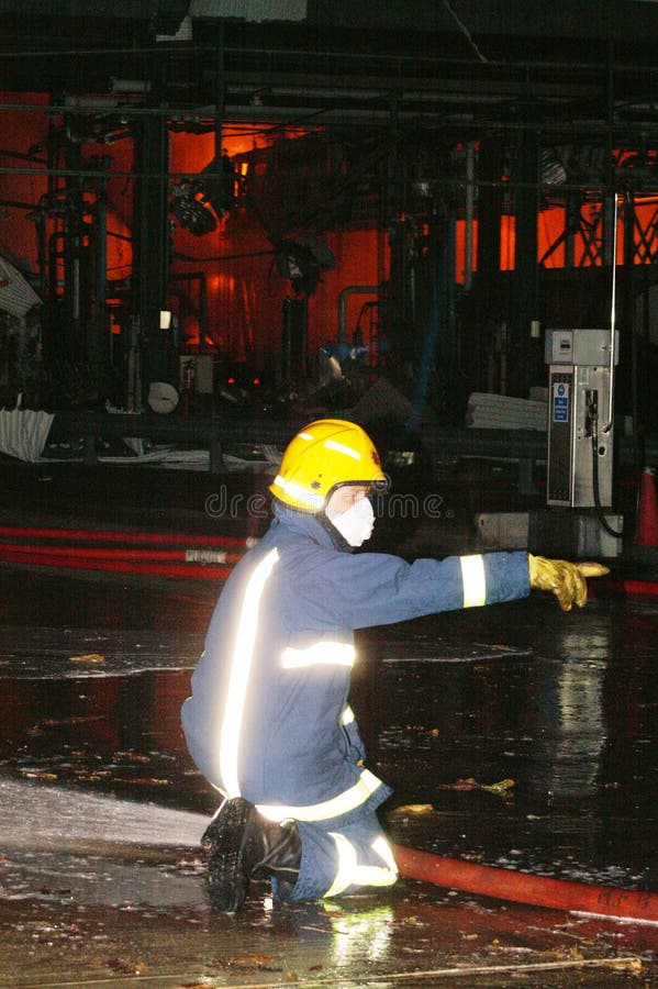 Buncefeld Fuel depot fire editorial image. Image of national - 100171955
