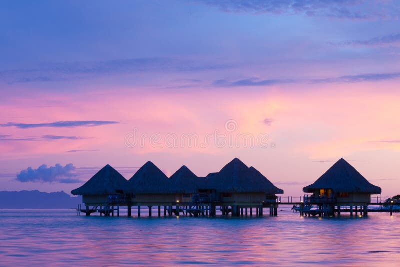 Bungalows No Por Do Sol Em Bora Bora Imagem Editorial - Imagem de ...