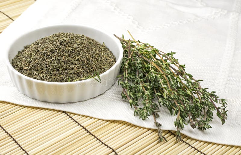 Torkad timjan fotografering för bildbyråer. Bild av ingredienser - 47727541
