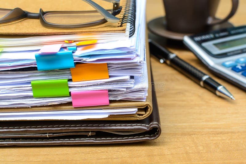 Bunt av mappar arkivfoto. Bild av isolerat, organisera - 44100920