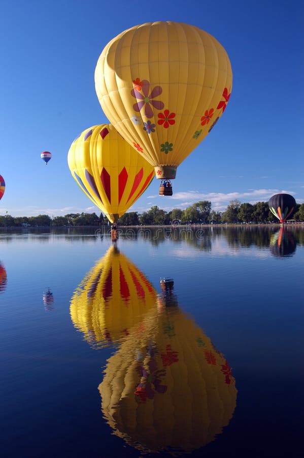 Bunte Ballone stockbild. Bild von alleine, bunt, schwimmen - 828129