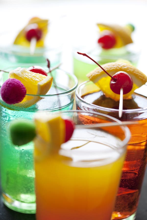 Bunte Cocktails stockfoto. Bild von gelb, cocktails, partei - 17121512