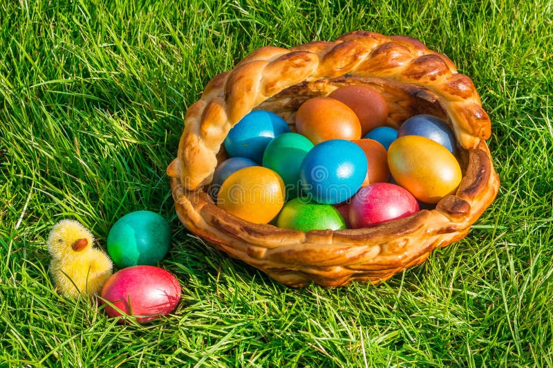 Bunte Eier in einem Korb stockfoto. Bild von varicoloured - 52407438