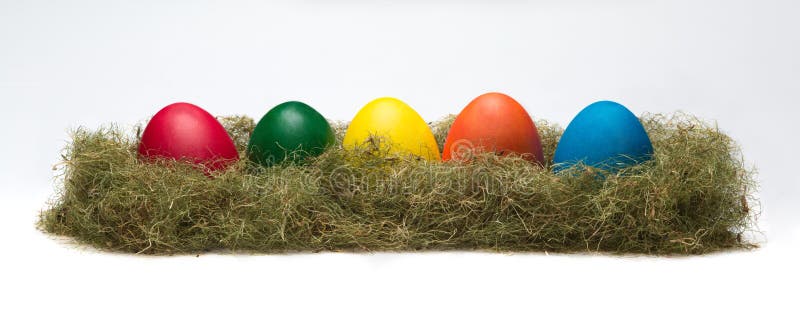 Bunte Eier im Nest stockfoto. Bild von gras, lack, grün - 38367994