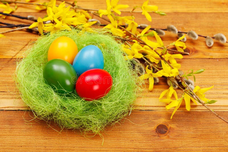 Bunte Eier im Nest stockfoto. Bild von gras, lack, grün - 38367994