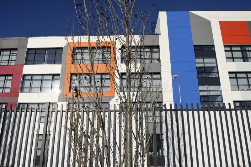 Bunte Fassade Eines Modernen Schulgebäudees Redaktionelles Bild - Bild ...