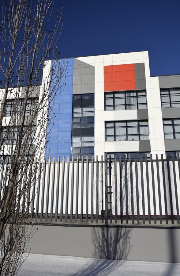 Bunte Fassade Eines Modernen Schulgebäudees Redaktionelles Bild - Bild ...