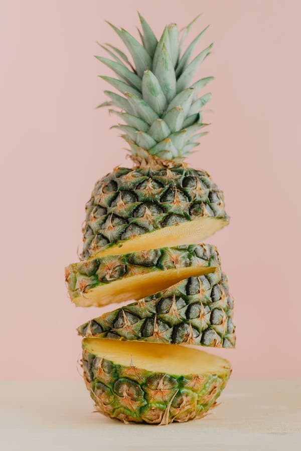 Geschnittene Ananas Auf Rosa Hellem Hintergrund Minimales Fruchtkonzept ...