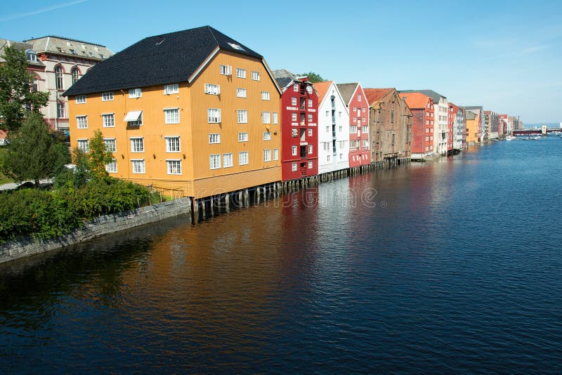 Bunte Häuser in Trondheim stockfoto. Bild von stadt, wasser - 12585944