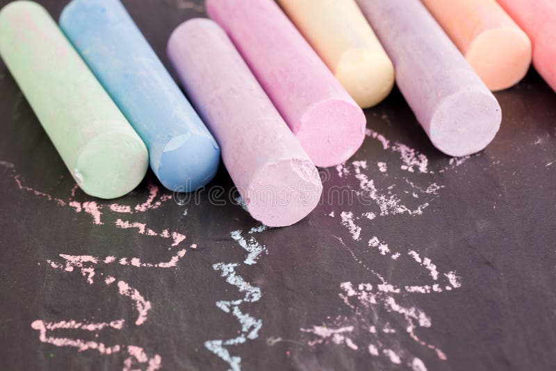 Bunte Kreide Auf Einer Tafel Stockbild - Bild von getrennt, ausbildung ...