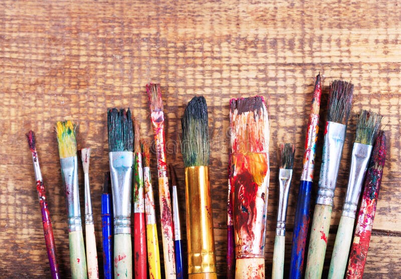 Bunte Pinsel Auf Einem Holztisch Stockfoto - Bild von hölzern ...