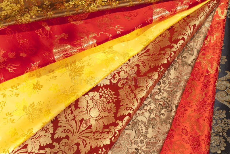 Rote Chinesische Seide Mit Goldenen Drachen Und Blumen Stockbild - Bild ...