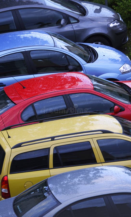 Bunte Reihe der Autos stockbild. Bild von transport, schauen - 7743875