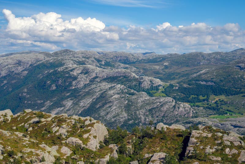 Berge Auf Dem Weg Zum Prediger-Kanzel-Felsen Im Fjord Lysef Stockbild ...