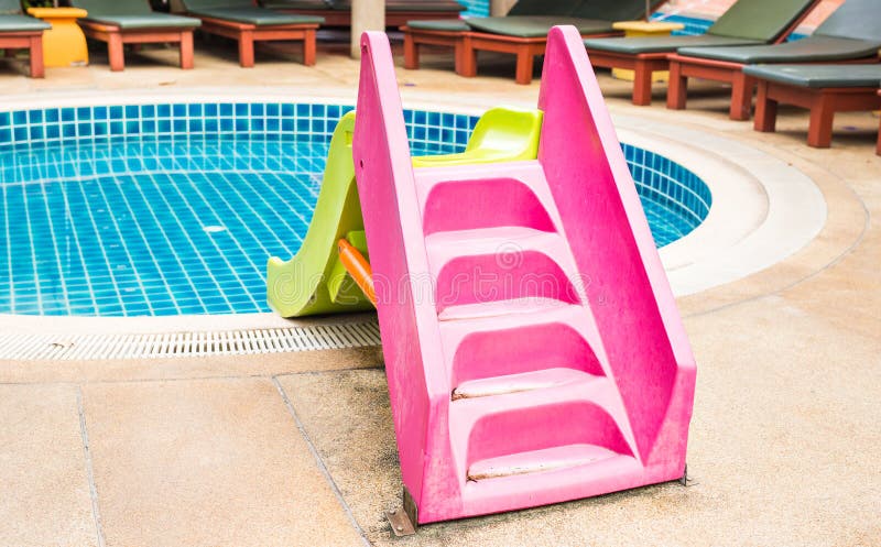 Bunte Waterslides Im Pool Der Kinder Stockfoto - Bild von plättchen ...
