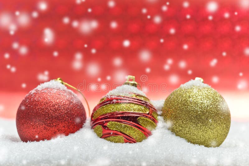 Bunte Weihnachtskugeln Mit Rotem Hintergrund Stockbild - Bild von ...