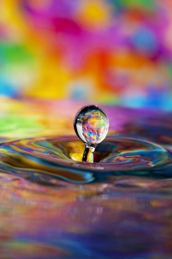 Bunte Wassertropfen Und -spritzen Stockbild - Bild von getrennt ...