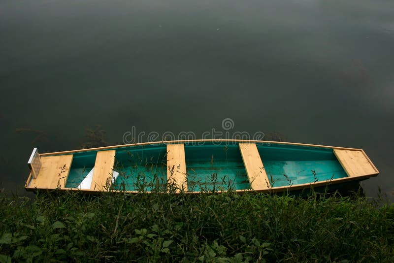 Buntes Boot Durch Das Wasser Stockbild - Bild von farbe, dunkel: 33437