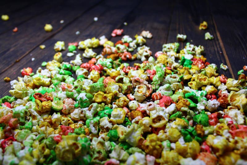 Buntes Popcorn Auf Bretterboden Stockbild - Bild von bunt, nahrung ...