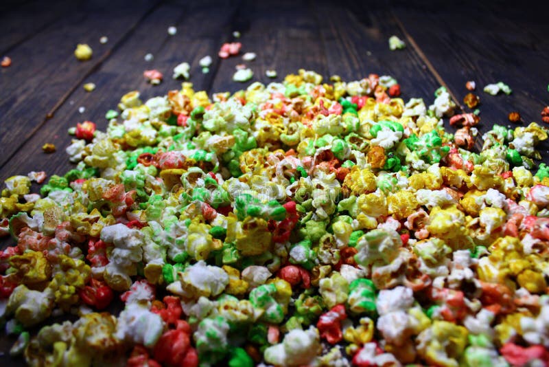 Buntes Popcorn Auf Bretterboden Stockbild - Bild von bunt, nahrung ...