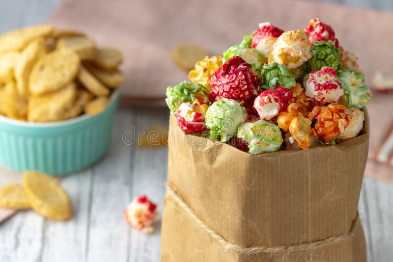 Popcorn in Einer Papierschale Und Auf Der Schwarzen Tabelle Die Ansicht ...