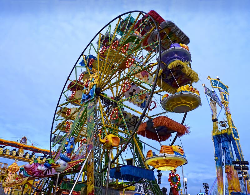 Buntes Rad bei Luna Park stockfoto. Bild von dynamisch - 18707974