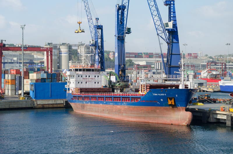 Castillo De Proa Del Buque De Carga Imagen de archivo - Imagen de ...
