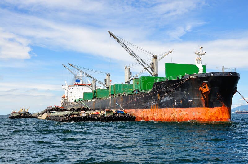 Buque de carga general foto de archivo. Imagen de recipiente - 105127904