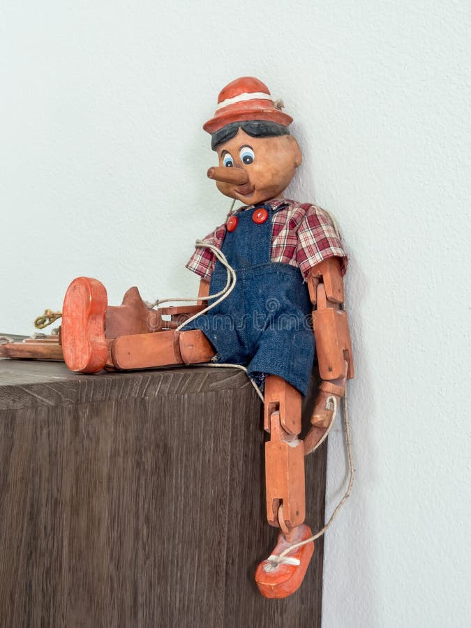 Burattino di Pinocchio immagine stock. Immagine di rosso - 59114601