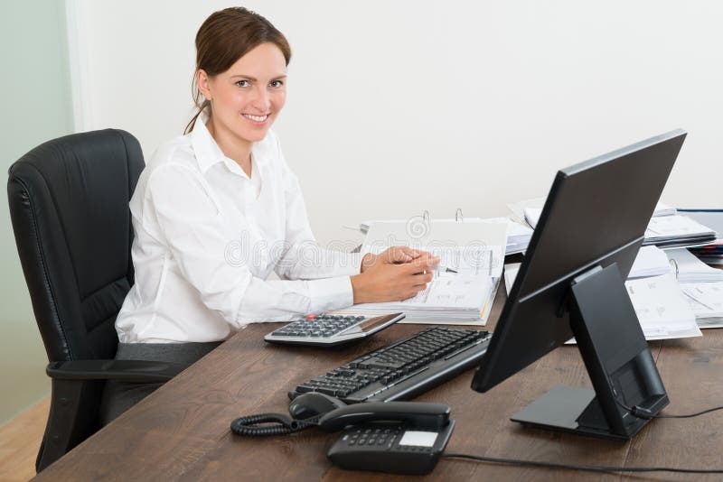 Comptable Travaillant Sur Un Budget à Son Bureau. Image stock - Image ...