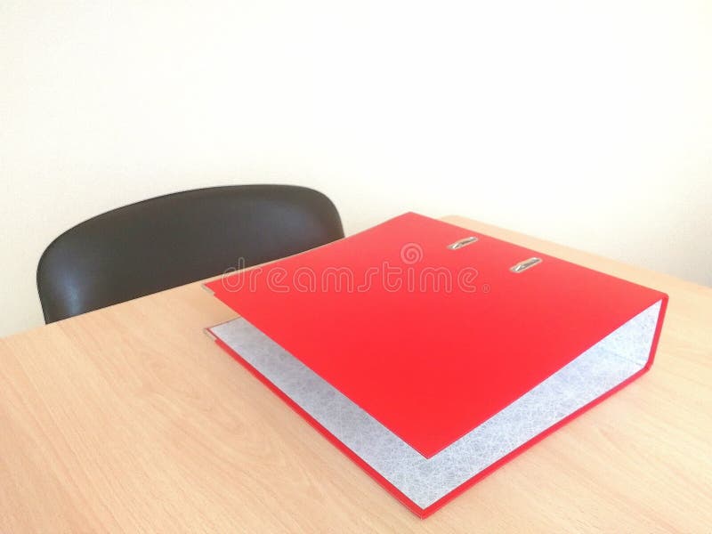 Bureau Tableau Il Y a Un Dossier Rouge Sur La Table Photo stock - Image ...