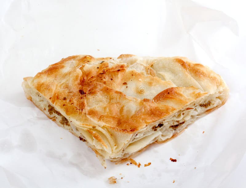 Balkan Mat: Burek Med Spenat- Och Ostnärbild På Tabellen Fotografering ...