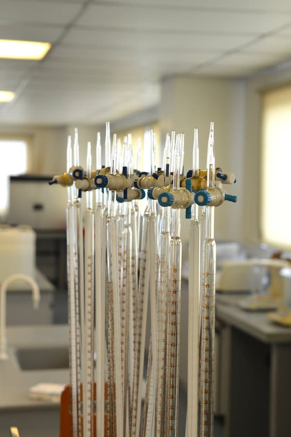 Buretas En Un Laboratorio De Química Foto de archivo - Imagen de medida ...