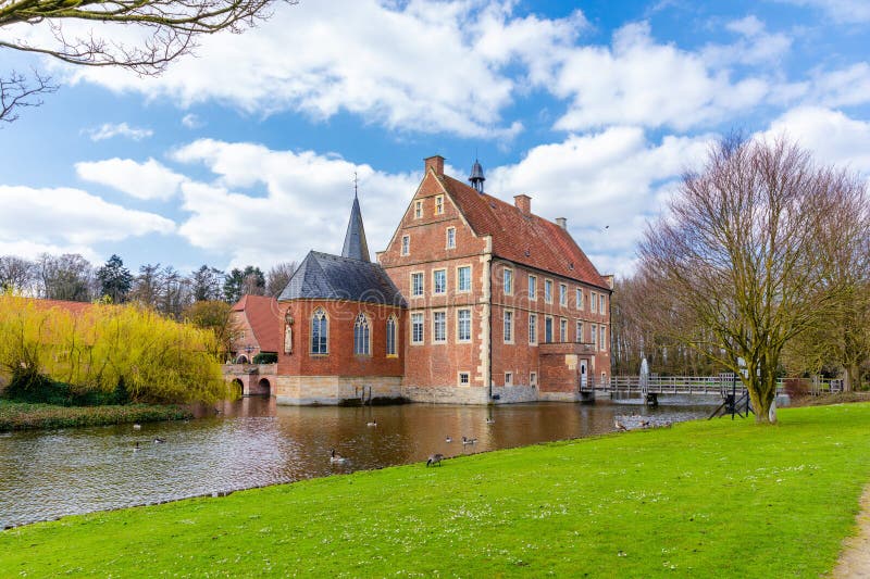 Burg Hulshoff, Munster, Castle and Park Stock Photo - Image of building ...