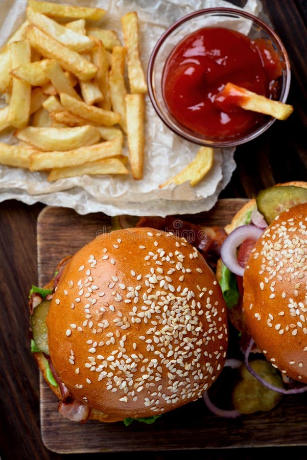 Burger, Pommes-Frites Und Tomatensauce Stockbild - Bild von mahlzeit ...