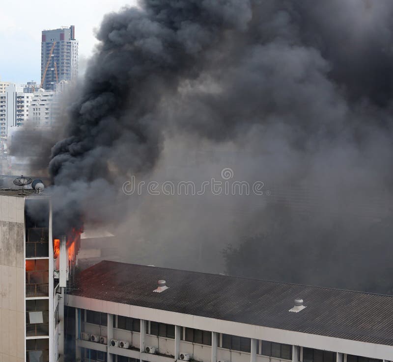 Burning Do Fogo E Fumo Preto Foto de Stock Editorial - Imagem de flama ...