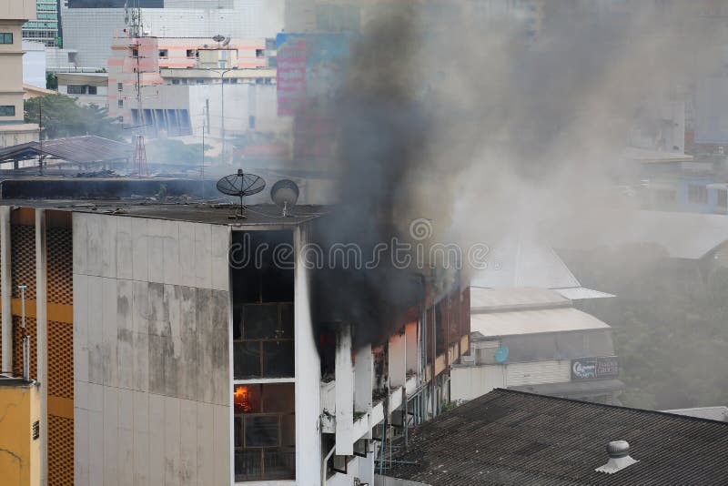 Burning Do Fogo E Fumo Preto Imagem Editorial - Imagem de ambiental ...