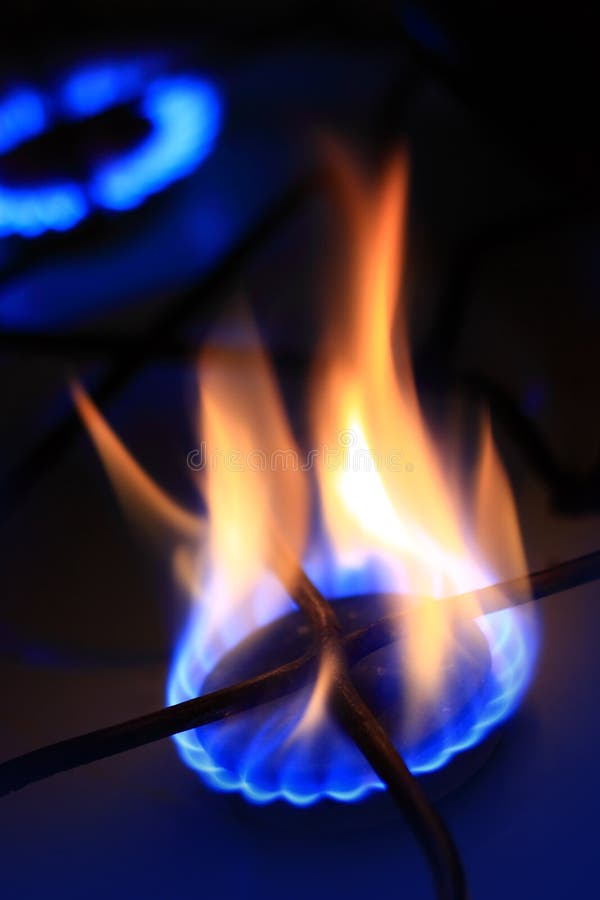 Gás Natural Que Queima-se No Fogão De Gás Da Cozinha Na Obscuridade O ...