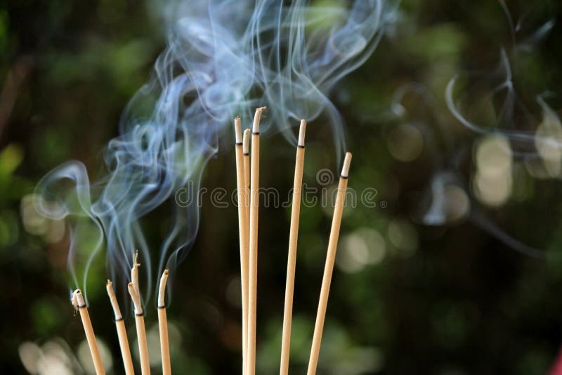 Burning e fumo do incenso imagem de stock. Imagem de potenciômetro ...