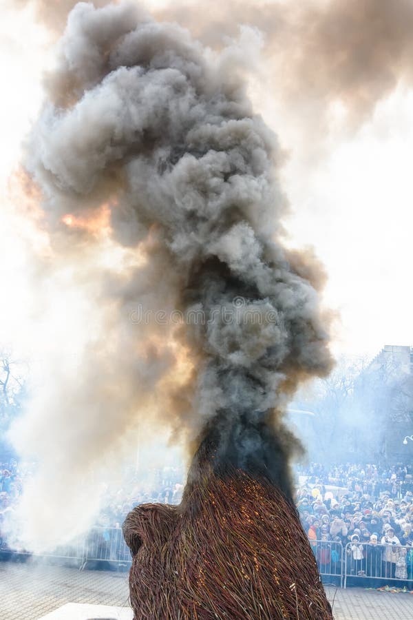 La Efigie Del Shrovetide En El Traje Popular Ruso Se Quema En La Nieve ...