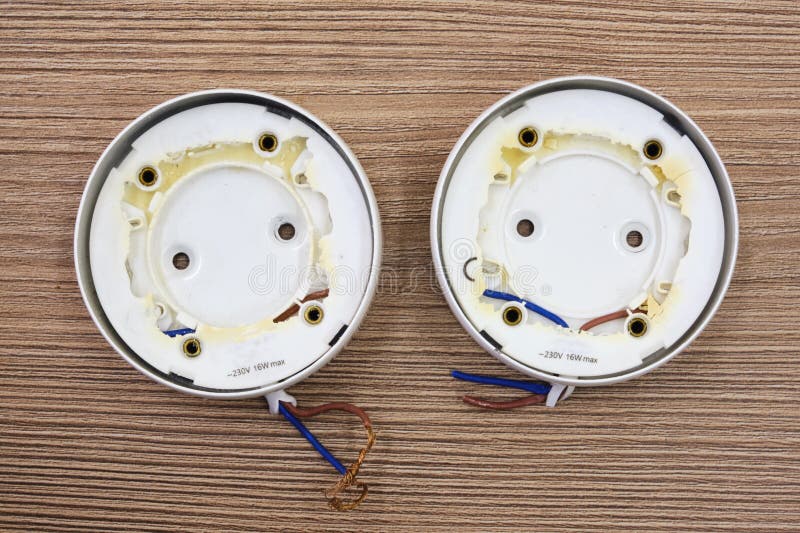 Burnt Ceiling Light Bulb Holder with Broken Plastic, Problem with ...