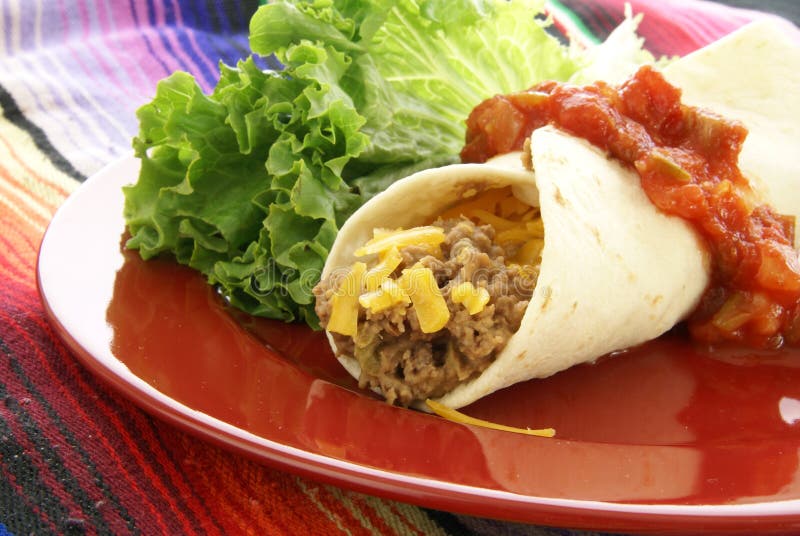 Le Plateau Humide Mexicain De Burrito Avec Une Sauce Rouge à Enchilada ...