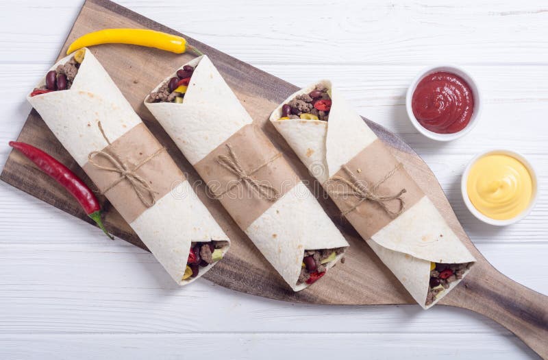 Burrito Mexicain Avec De La Viande De Boeuf Photo stock - Image du ...