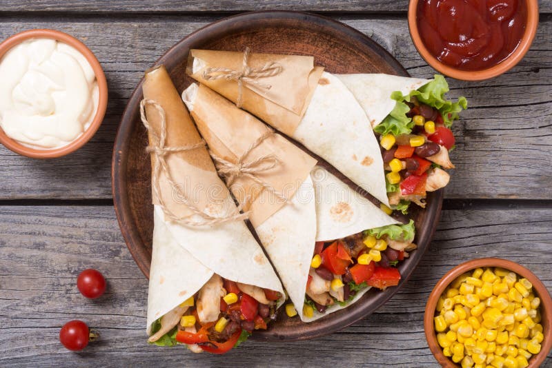 Le Plateau Humide Mexicain De Burrito Avec Une Sauce Rouge à Enchilada ...