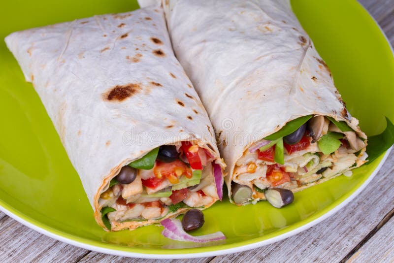 Burritos De Poulet, D'avocat, De Tomate Et De Haricots Noirs Photo ...
