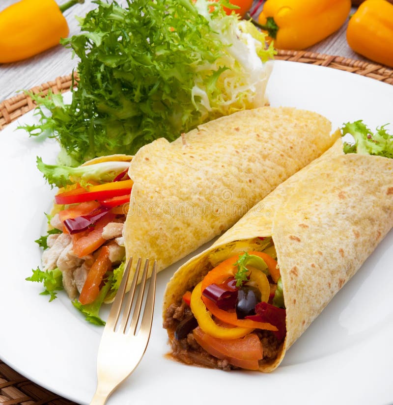 Burritos Mexicanos En El Plato Blanco Imagen de archivo - Imagen de ...