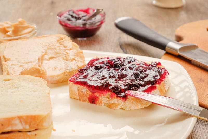 Burro Di Arachide Su Pane Tostato Immagine Stock - Immagine di ...